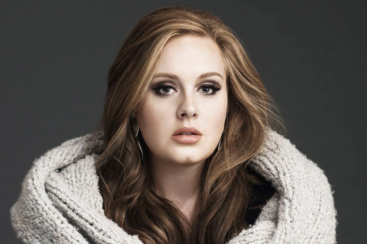Adele e fã se beijam na boca por acidente durante show
