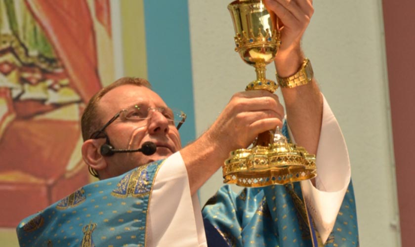 Irreverente, padre que dá "pedala, Robinho" em crianças enche igreja e ...