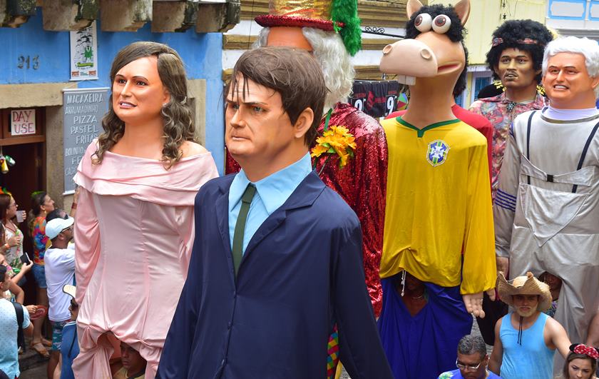 Boneco de Bolsonaro desfila em Olinda sob vaias e chuva de latas ...