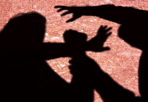 Homem invade casa e faz vítima escolher: morte, estupro ou incesto ... Homem invade casa e faz vítima escolher: morte, estupro ou incesto ...