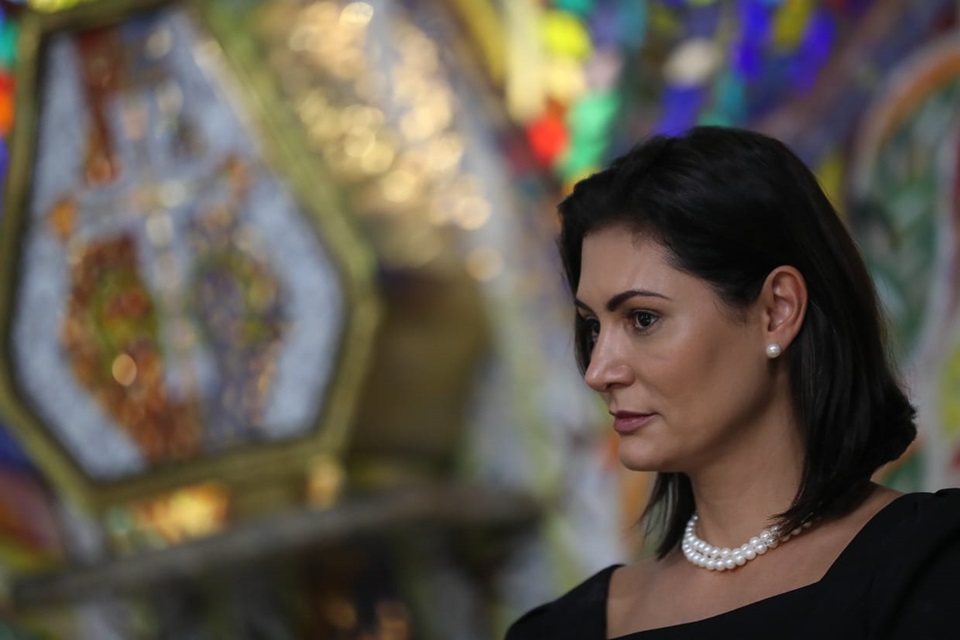 Repaginada! Michelle Bolsonaro muda visual em seis meses no poder
