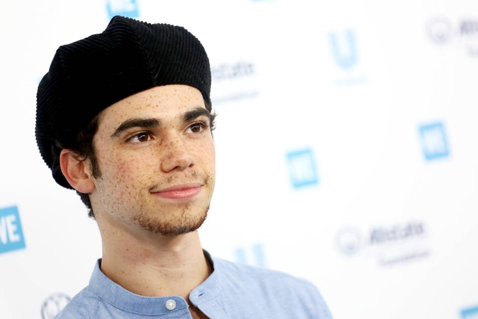 Fãs fazem linda homenagem para lembrar aniversário de Cameron Boyce ...