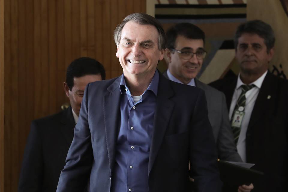 Bolsonaro sobre traje que usará no Japão: “Gravata borboleta e tudo ...