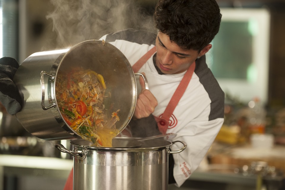 MasterChef A Revanche: Helton é o primeiro eliminado