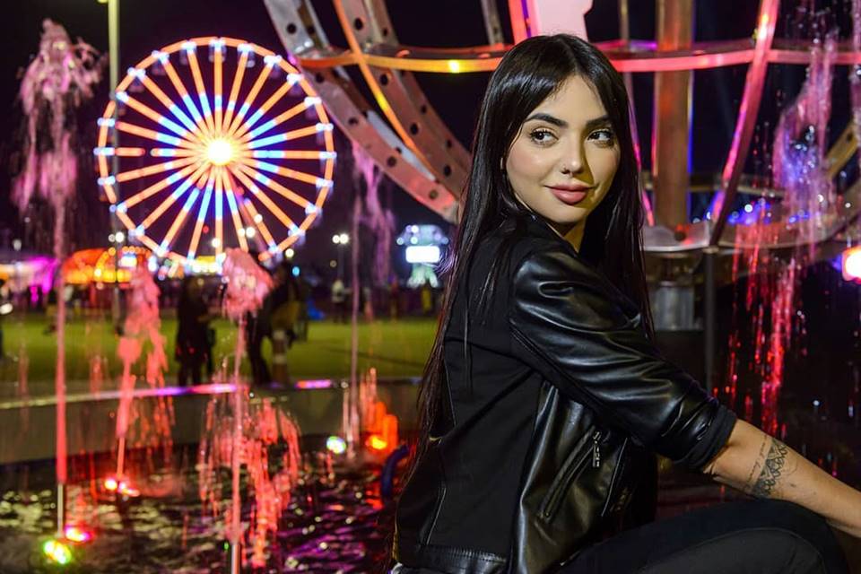 Quem é Nyvi Estephan? Repórter do BBB20 é gamer e influenciadora