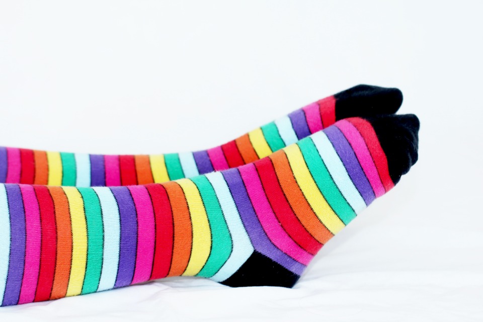 Saia do sério! 12 pares de meias coloridas para aquecer os pés no inverno
