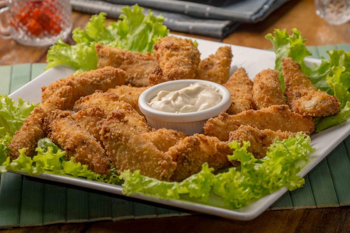 Como fazer filé de frango empanado prático para o jantar | Metrópoles