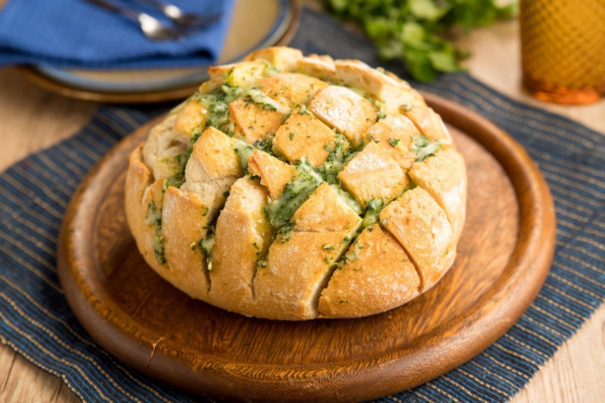 Pão italiano recheado com pasta de alho e queijo: receita é deliciosa ... Pão italiano recheado com pasta de alho e queijo: receita é deliciosa ...