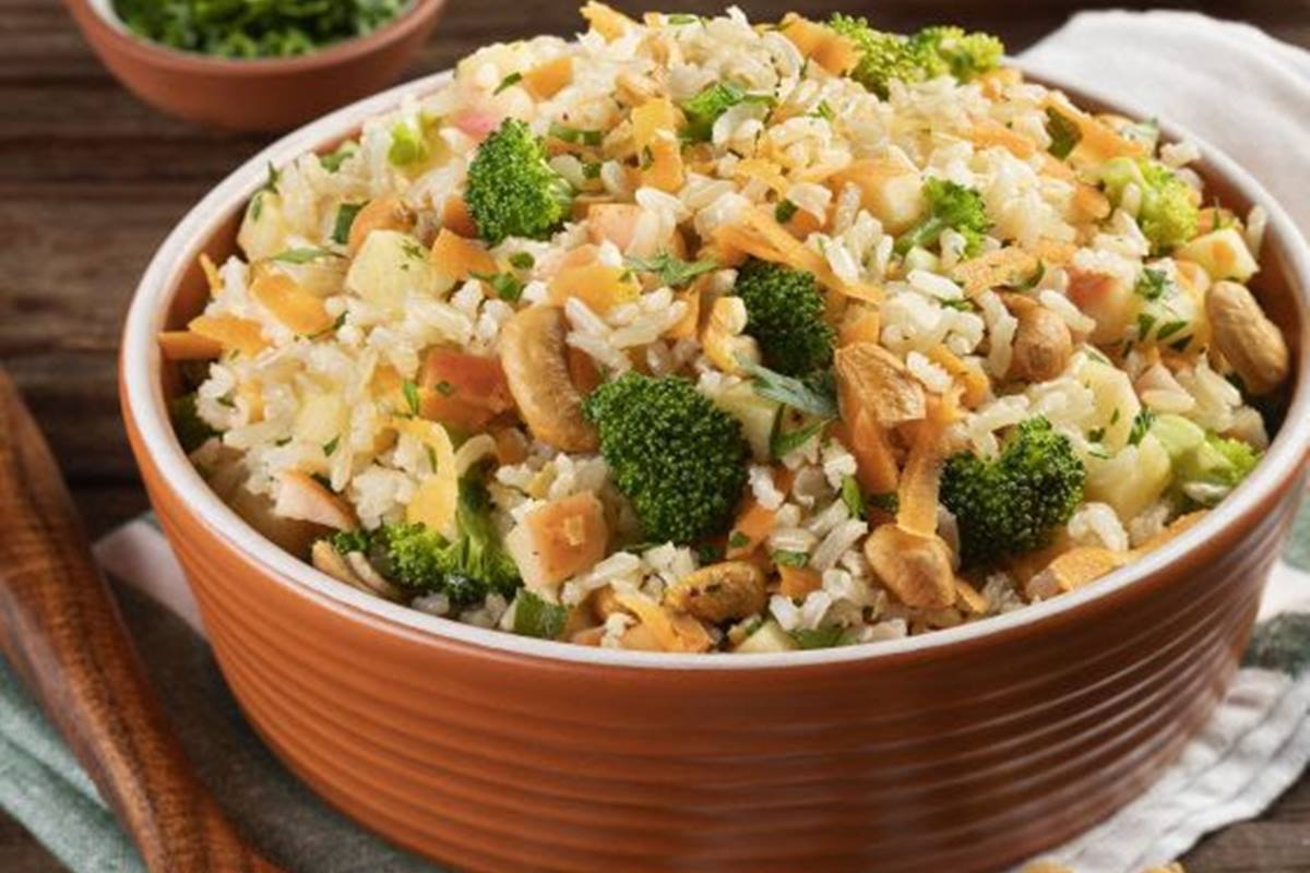 Leve e saboroso! Prepare um delicioso arroz integral com legumes