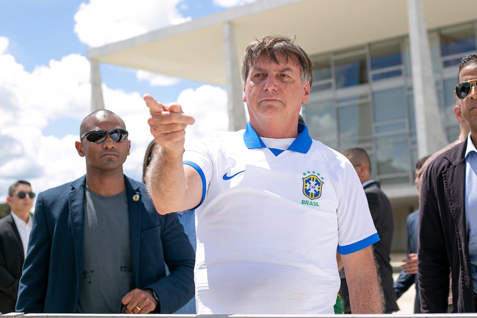 Após vencer votação on-line, Bolsonaro cobra revista Time sobre prêmio ...