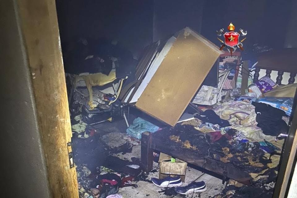 Homem tenta jogar gasolina na ex-mulher e incendeia parte da casa dela ... Homem tenta jogar gasolina na ex-mulher e incendeia parte da casa dela ...
