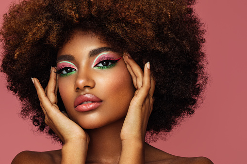 Veja 8 paletas de sombra ultrapigmentadas para iluminar a pele negra
