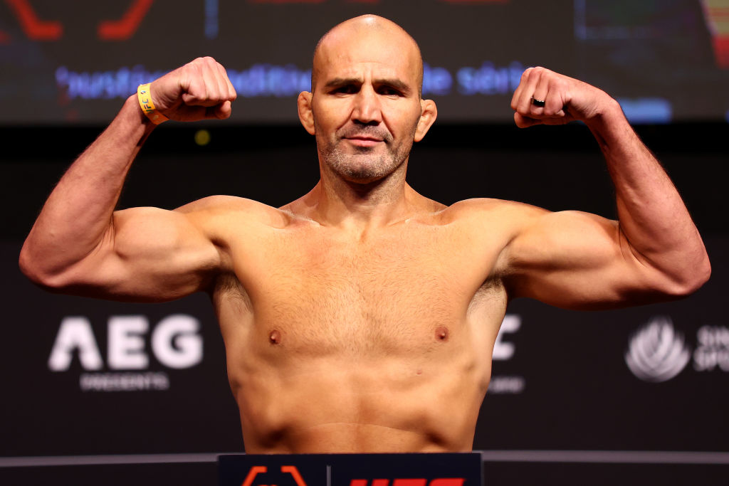 Aos 42 anos, Glover Teixeira defende cinturão pela primeira vez no UFC