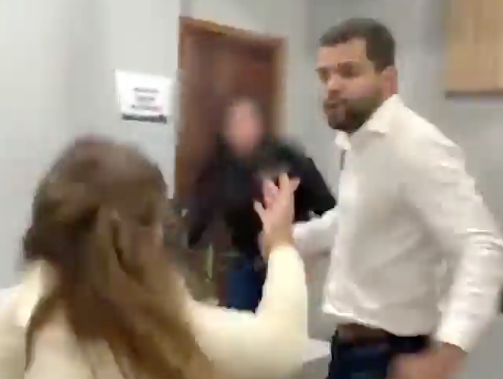 Preso Procurador Que Agrediu A Chefe Quebra Porta Da Cela E é Isolado