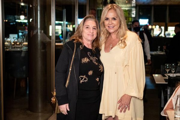 Elisa Monteiro ganha festa das amigas Margarida Kalil e Roseane Jordão