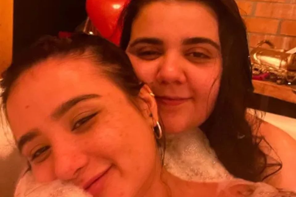 Yasmin Santos e namorada viviam outras relações quando se conheceram ...
