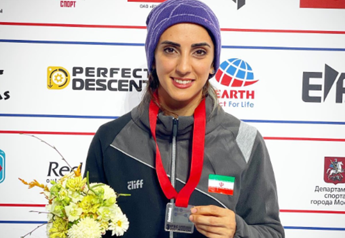 Atleta do Irã tem retorno caloroso ao país após competir sem véu
