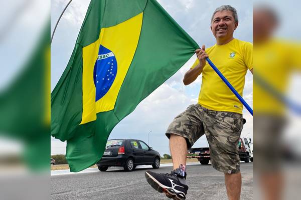 “Preso do Xandão” pede Pix em manifestação no QG do Exército em ... “Preso do Xandão” pede Pix em manifestação no QG do Exército em ...