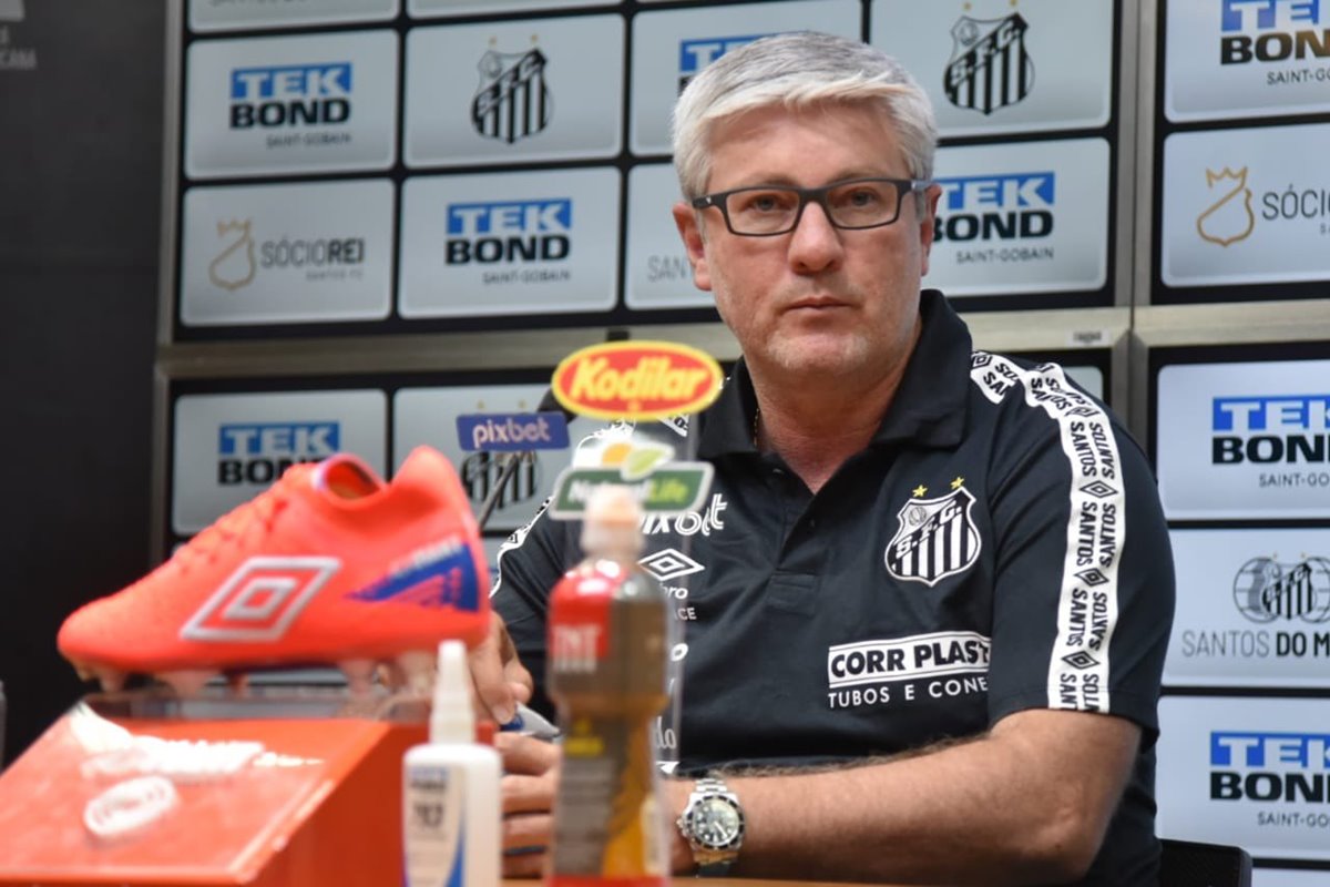"Time e torcedor merecem mais", afirma Odair em apresentação no Santos