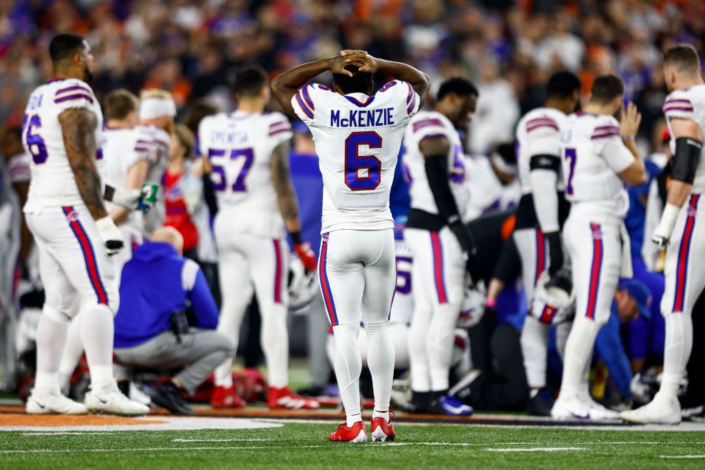 NFL: família desmente que Hamlin teve duas paradas cardíacas | Metrópoles
