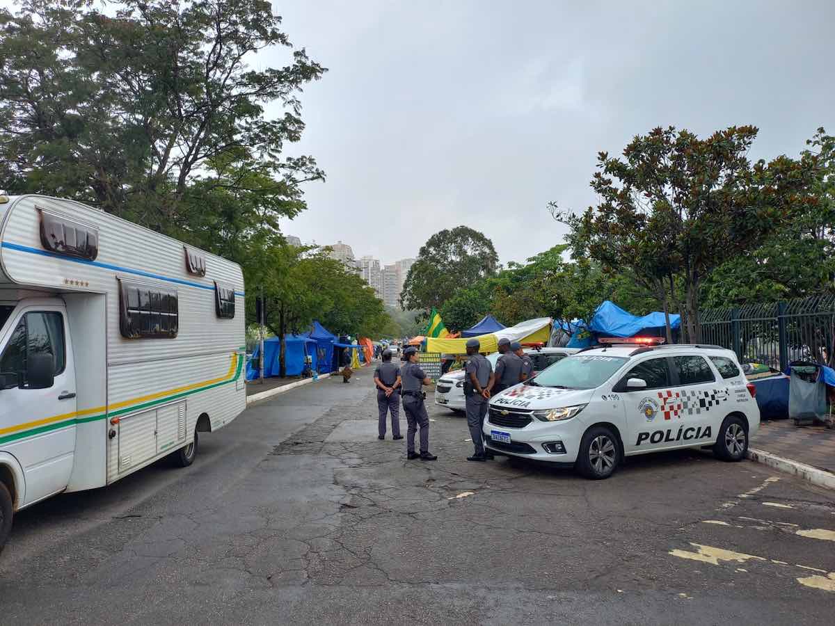 Bolsonaristas começam a tirar acampamento em frente ao Exército de SP