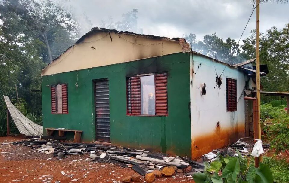 Homem viola medida protetiva, ameaça esposa com facão e incendeia casa ... Homem viola medida protetiva, ameaça esposa com facão e incendeia casa ...