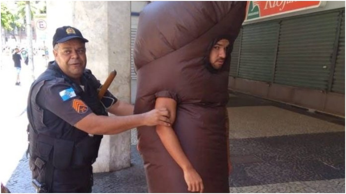 Homem com fantasia de “pinto” é detido pela PM no RJ | Metrópoles