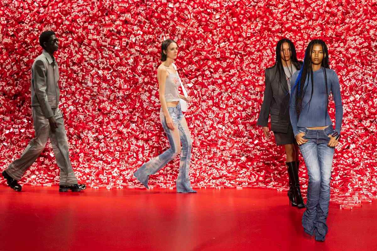 Mais de 200 mil camisinhas compõem o cenário de desfile da Diesel ...