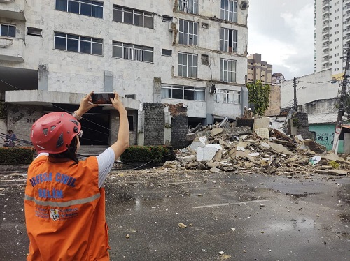 Após sacadas desabarem, prédio residencial é evacuado em Belém