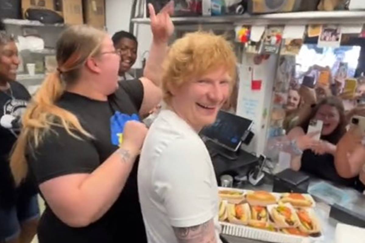 Vídeo: Ed Sheeran choca fãs ao servir cachorro-quente em Chicago