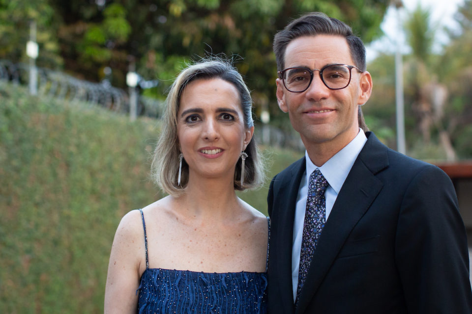 Elizabeth Amorim e Antonio Veronese se casam em fim de tarde especial