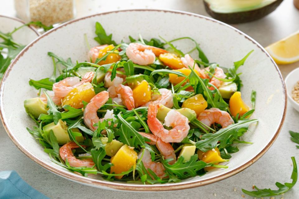 7 saladas fáceis e deliciosas para comer em dias quentes