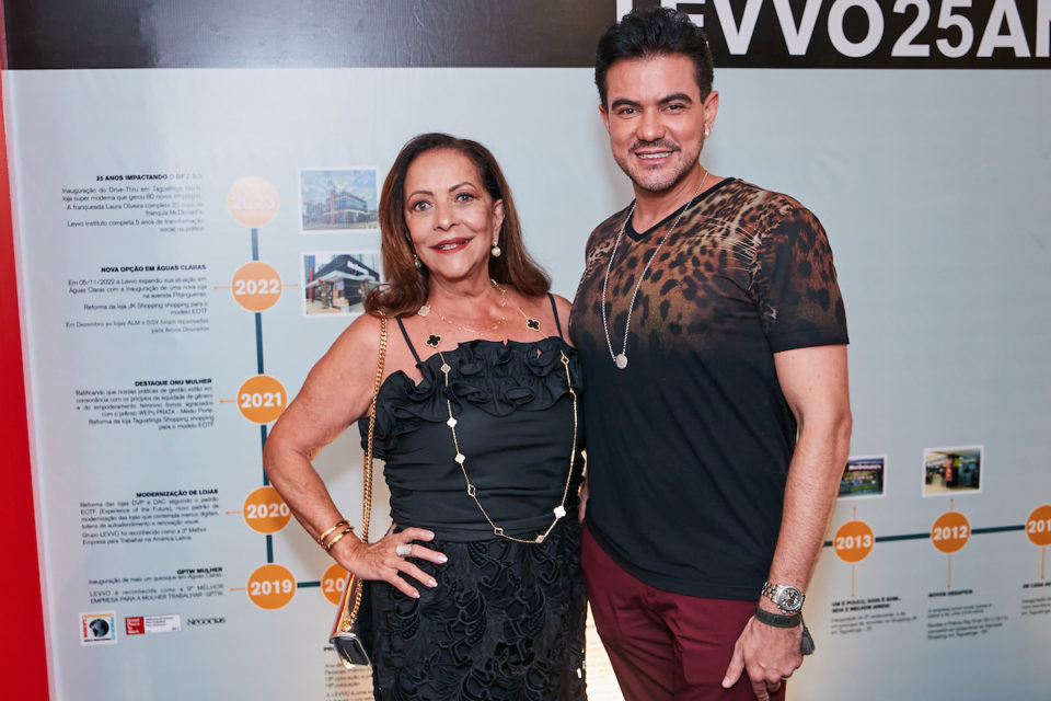 Laura Oliveira lança autobiografia e celebra 25 anos de grupo LEVVO