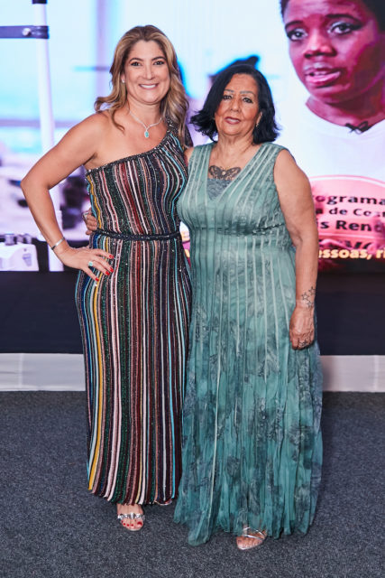 Laura Oliveira lança autobiografia e celebra 25 anos de grupo LEVVO