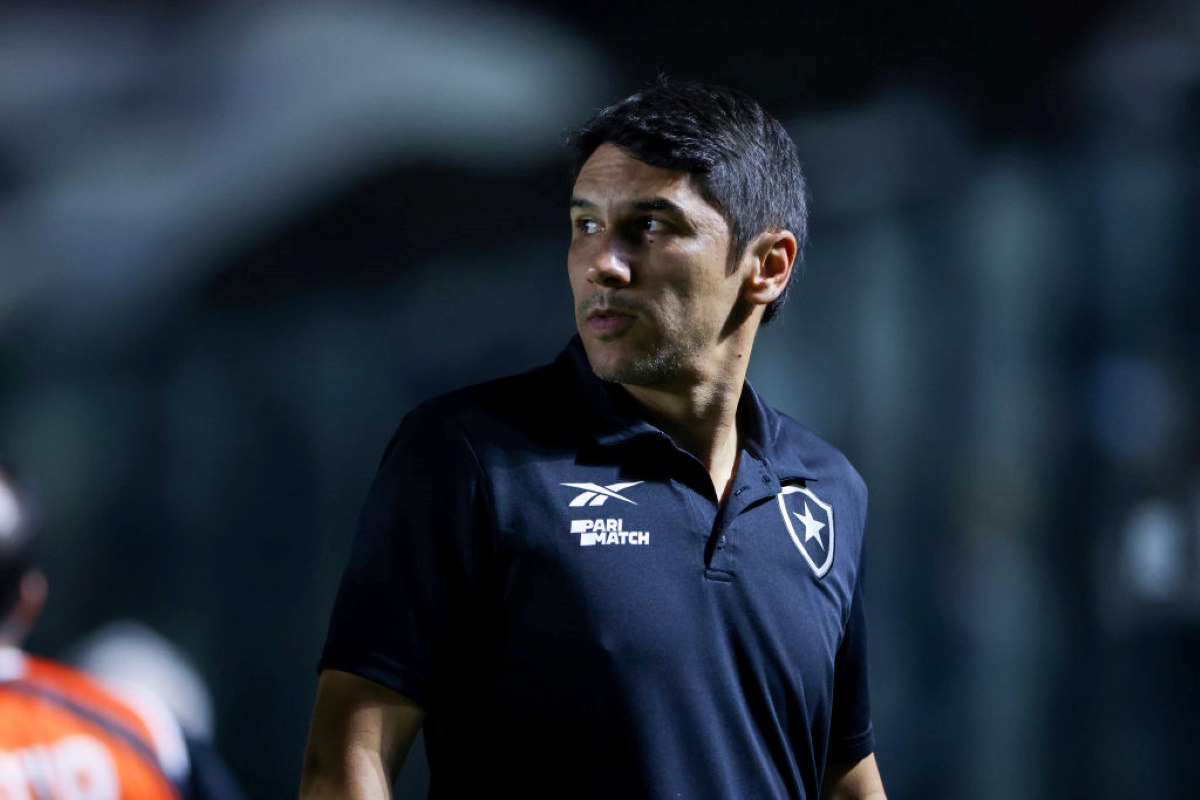 Botafogo anuncia demissão de Lúcio Flávio | Metrópoles
