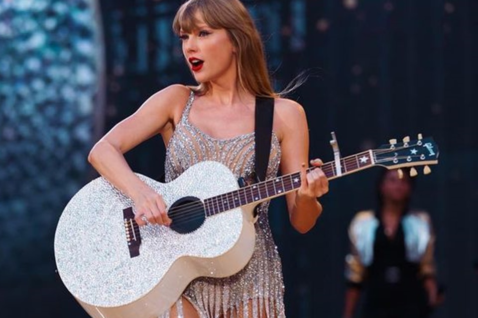 Taylor Swift Debaixo Dagua Taylor Swift Dá água A Fãs Com Calor Em