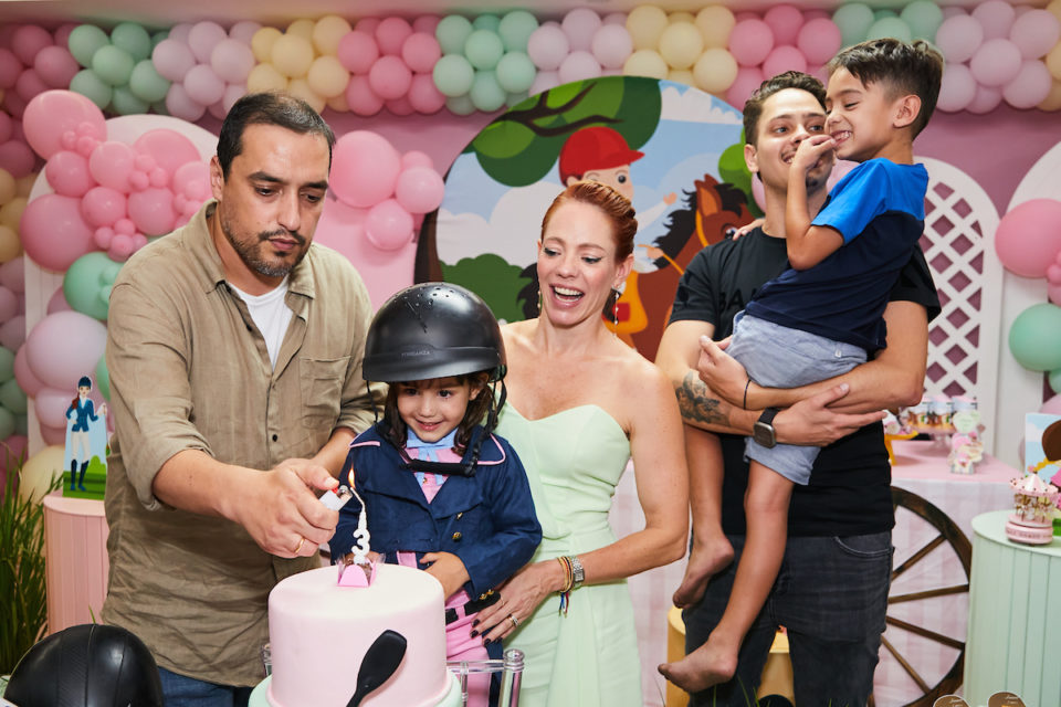 Laura Guth Estevão celebra 3 anos em incrível festa com o tema hipismo ...