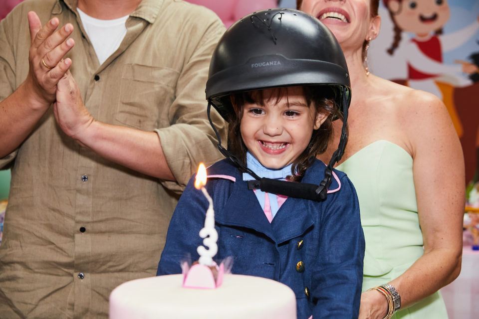 Laura Guth Estevão celebra 3 anos em incrível festa com o tema hipismo ...