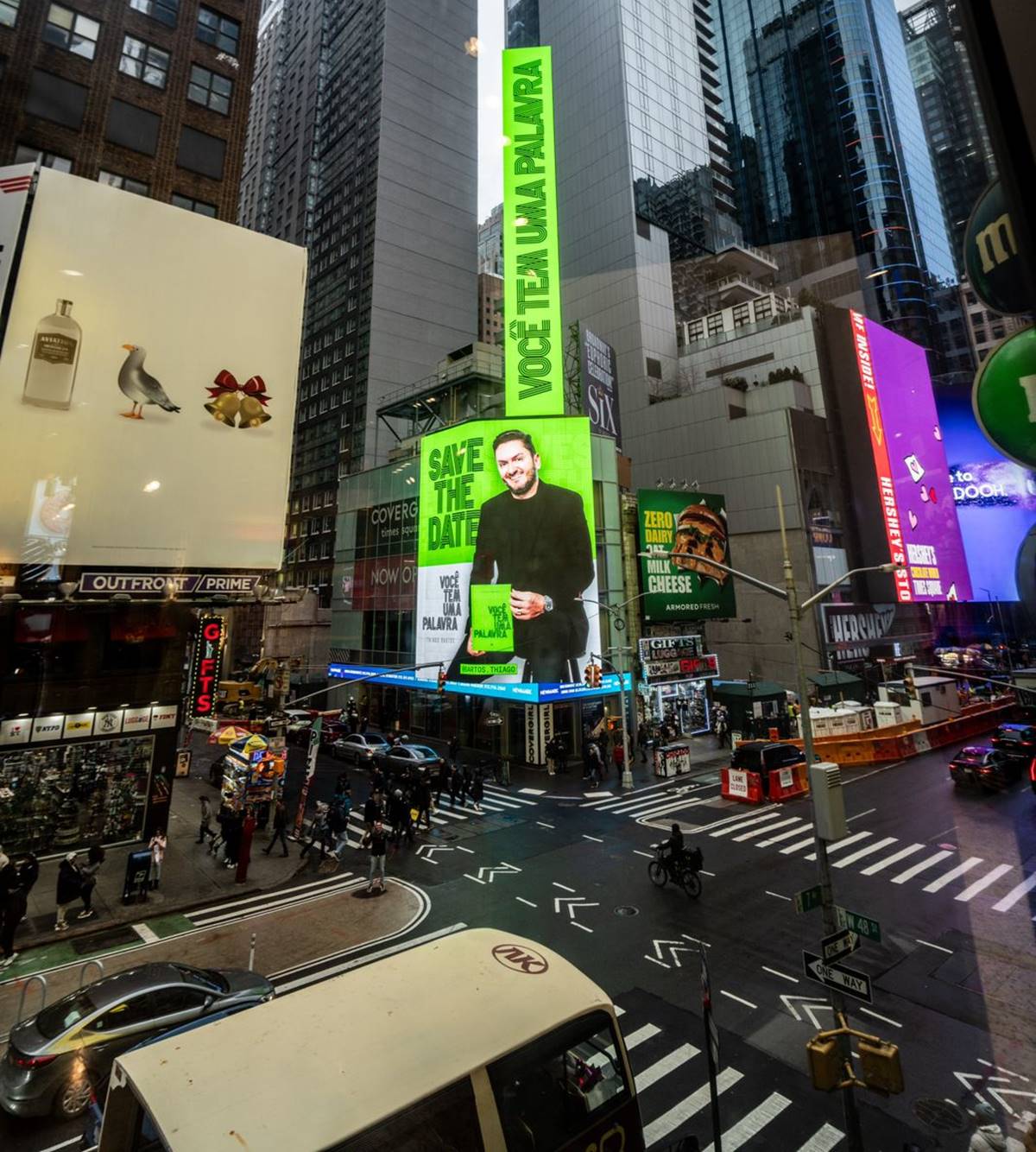 Sucesso nas redes, Thiago Bartos lança livro na Times Square