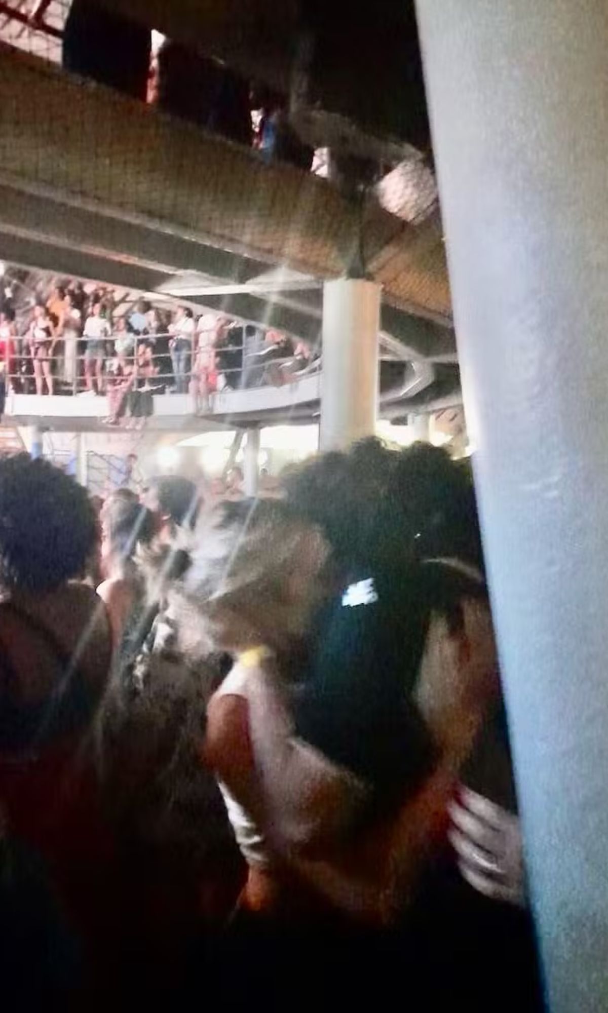Esposa de Caio Blat, Luisa Arraes troca beijos com cantor; veja foto ... Esposa de Caio Blat, Luisa Arraes troca beijos com cantor; veja foto ...