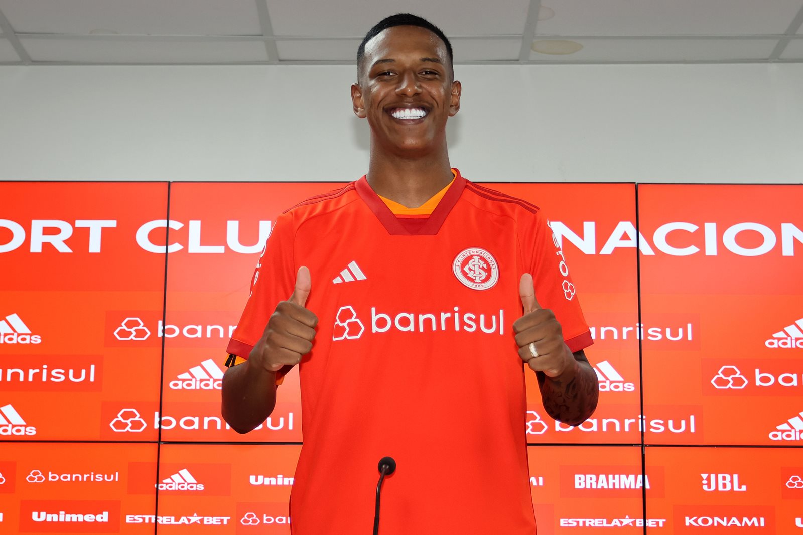 Robert Renan, do Internacional, convoca torcida para jogo no DF