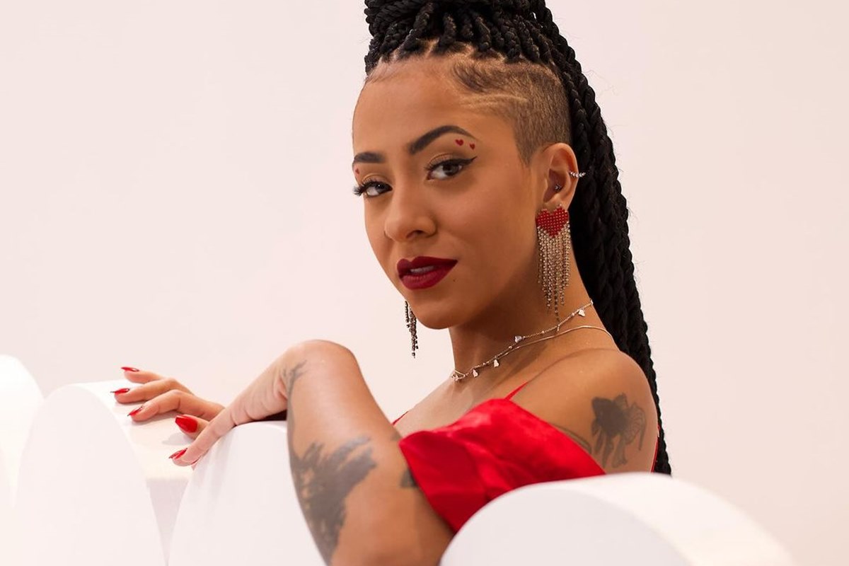 Lourena encara adversidades para se firmar como voz feminina no rap