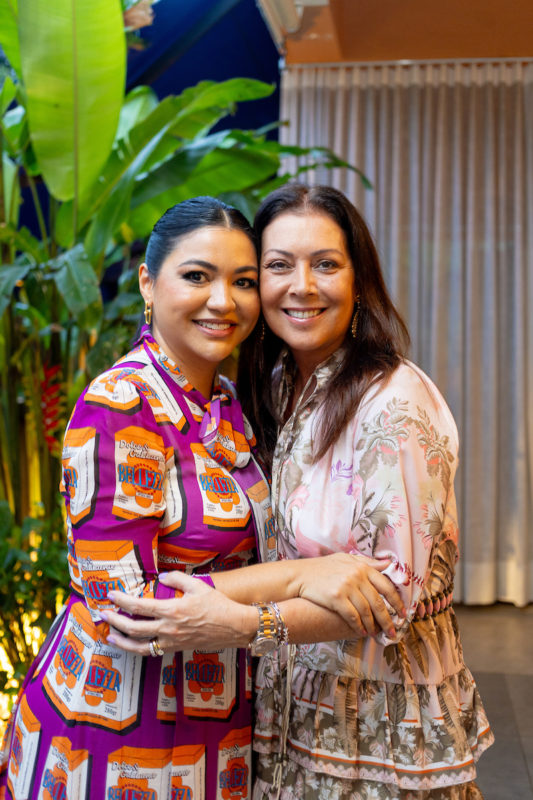 Clarice Lagares celebra aniversário com melhores amigas no Copa Café