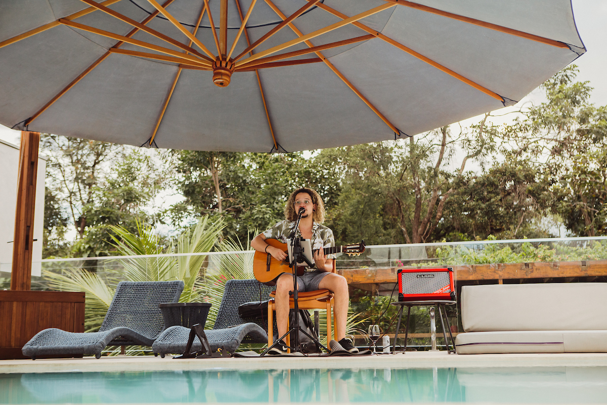 Igor e Elen Morbeck trazem cantor Serginho para sunset entre amigos