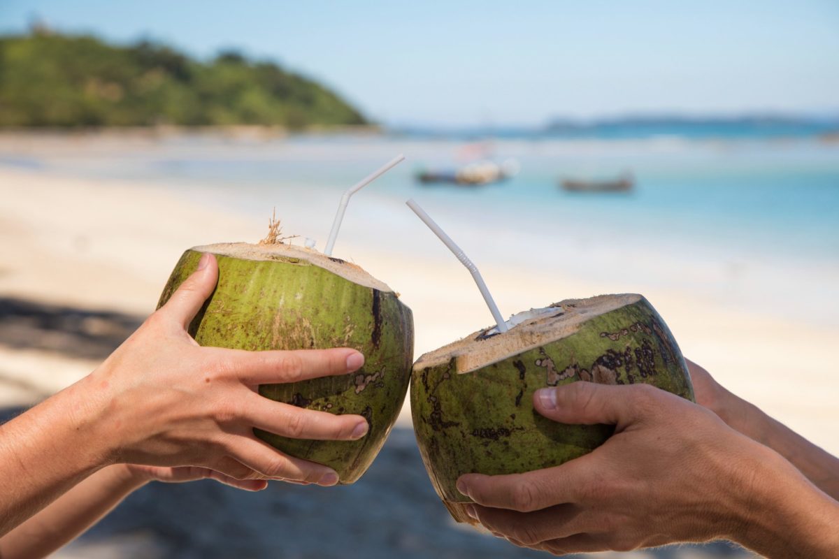 Veja benefícios de tomar água de coco todos os dias