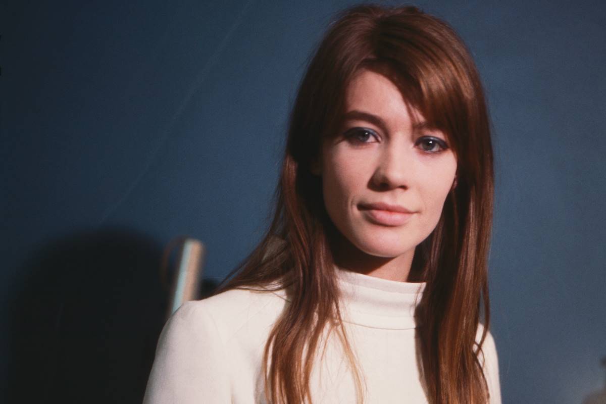 Quem é Françoise Hardy, ícone do pop francês que morreu aos 80 anos