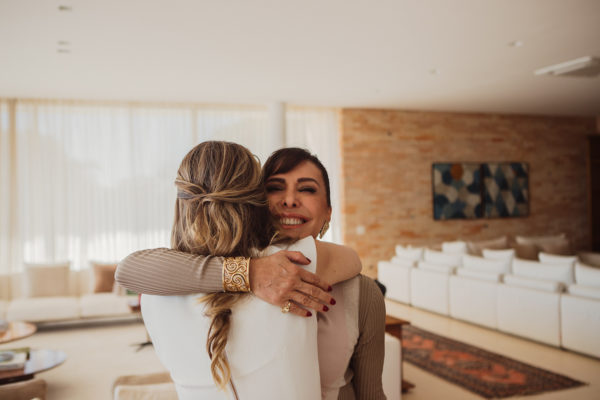 Virgínia Afonso ganha luxuoso almoço de aniversário de Flávia Toledo