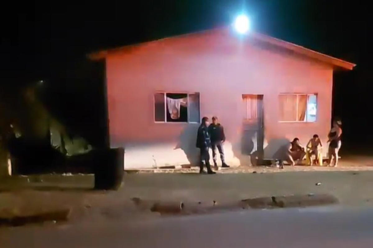 Adolescente de 14 anos é executada a tiros no sofá de casa | Metrópoles Adolescente de 14 anos é executada a tiros no sofá de casa | Metrópoles