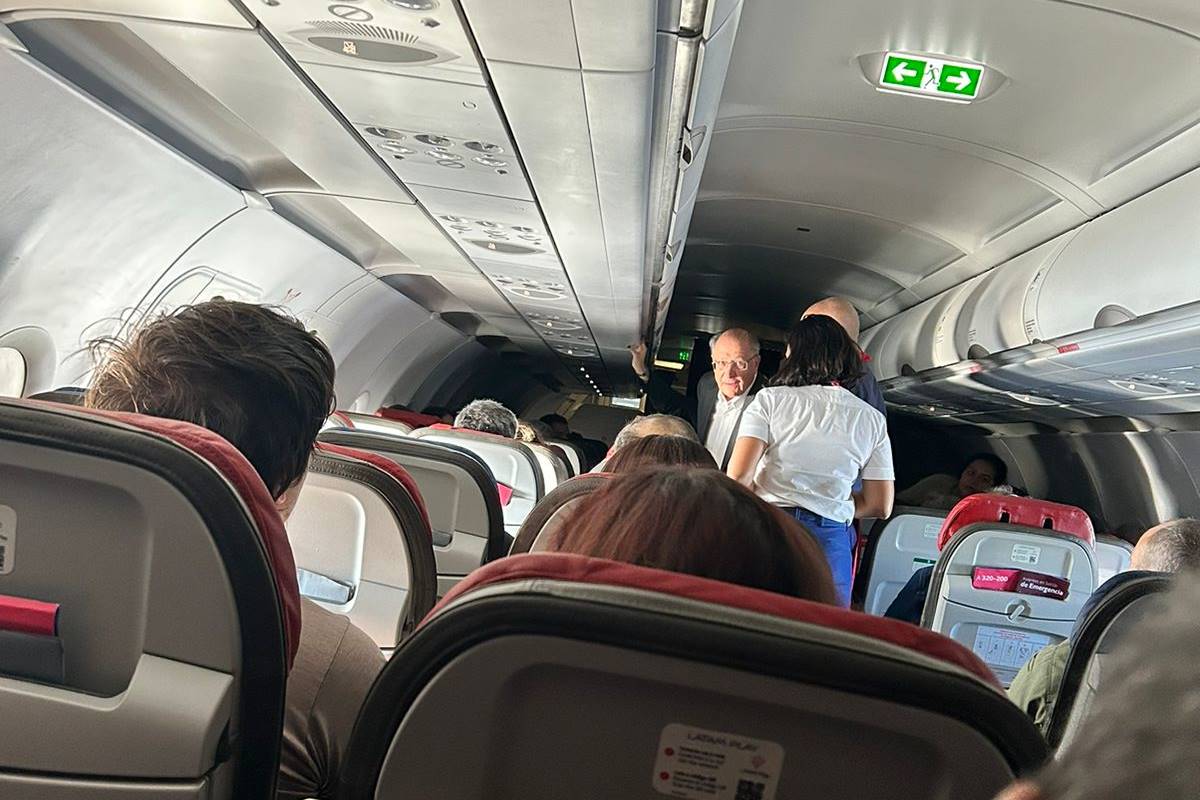 Alckmin socorre mulher que passou mal em voo de Brasília a SP | Metrópoles Alckmin socorre mulher que passou mal em voo de Brasília a SP | Metrópoles