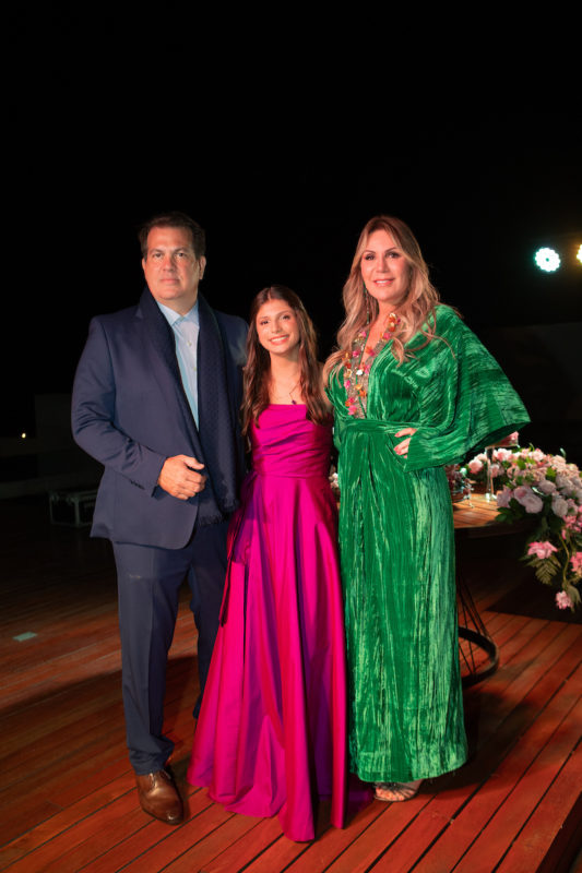Maria Clara Pena celebra os 15 anos em noite memorável no Lago Sul